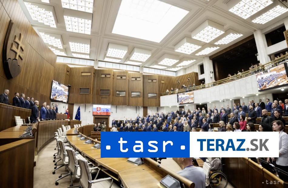 Parlament si minútou ticha uctil zosnulého bývalého poslanca L. Lysáka ...